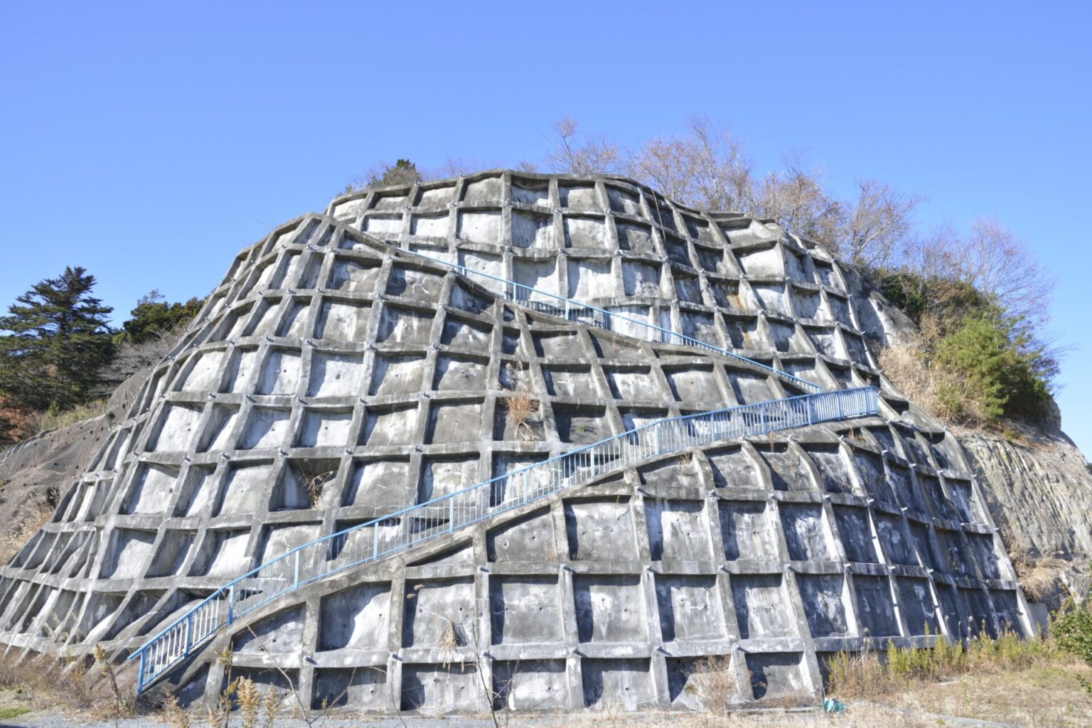 家を建てるなら平地と傾斜地どっち？メリットとデメリットを解説 | YOKOTATE