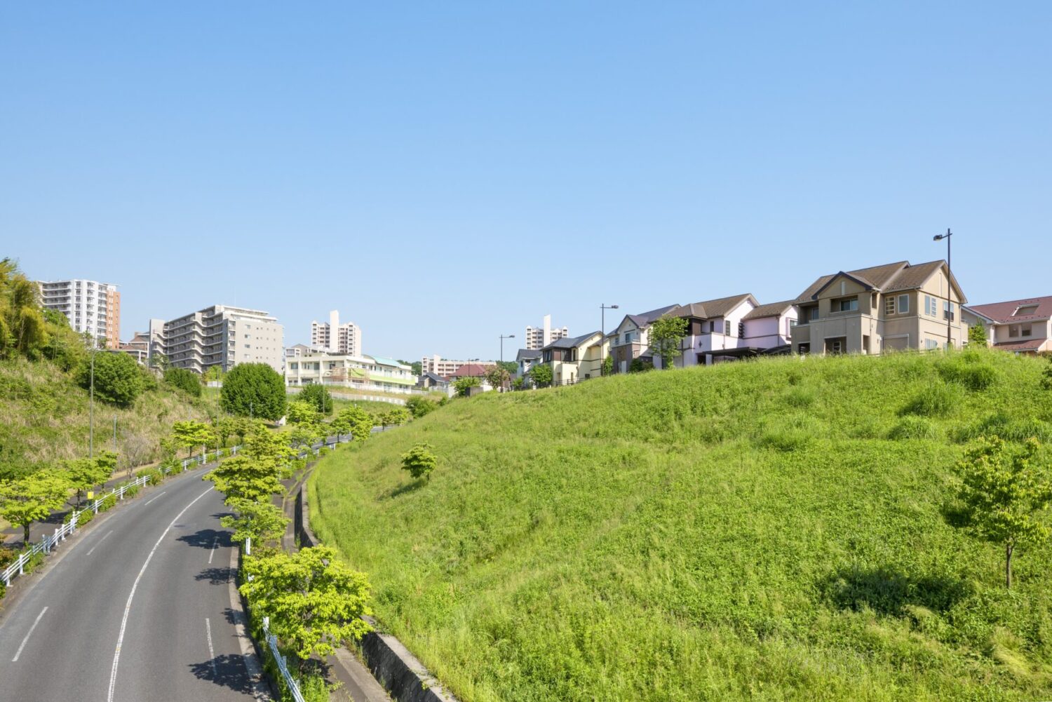 家を建てるなら平地と傾斜地どっち？メリットとデメリットを解説 | YOKOTATE